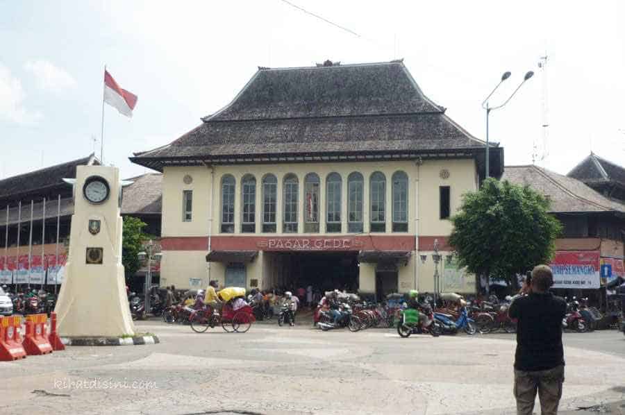 √ Pasar Gede Hardjonagoro, Pasar Yang Tak Pernah Tidur | lihat di sini